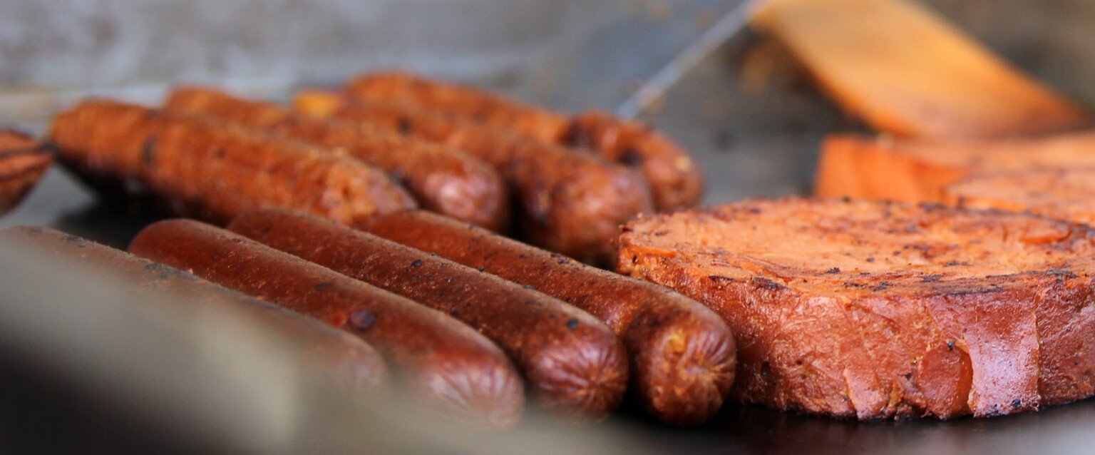 Saucisses végétaliennes à griller, rôtir + cuisiner - Wheaty: 100 % ...
